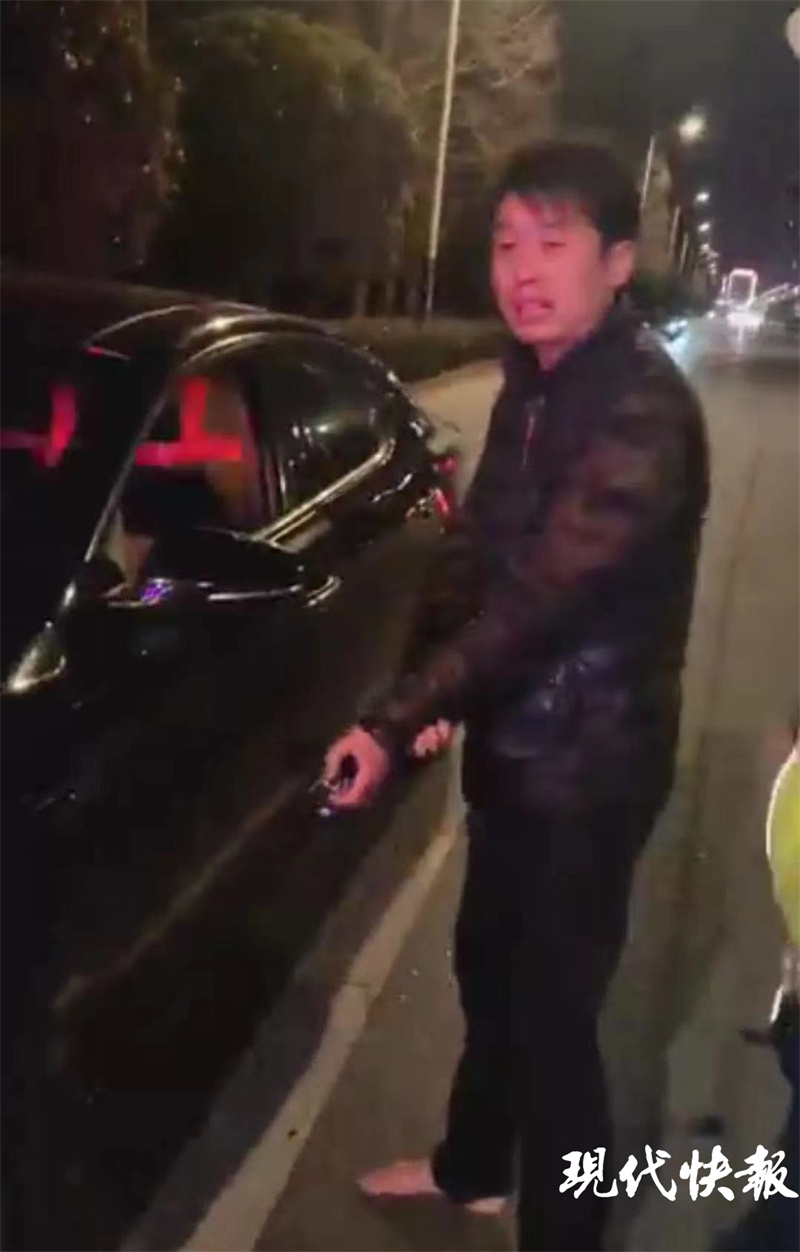司机深夜连人带车冲进河,小伙扎进水里用竹竿救人 现代快报网